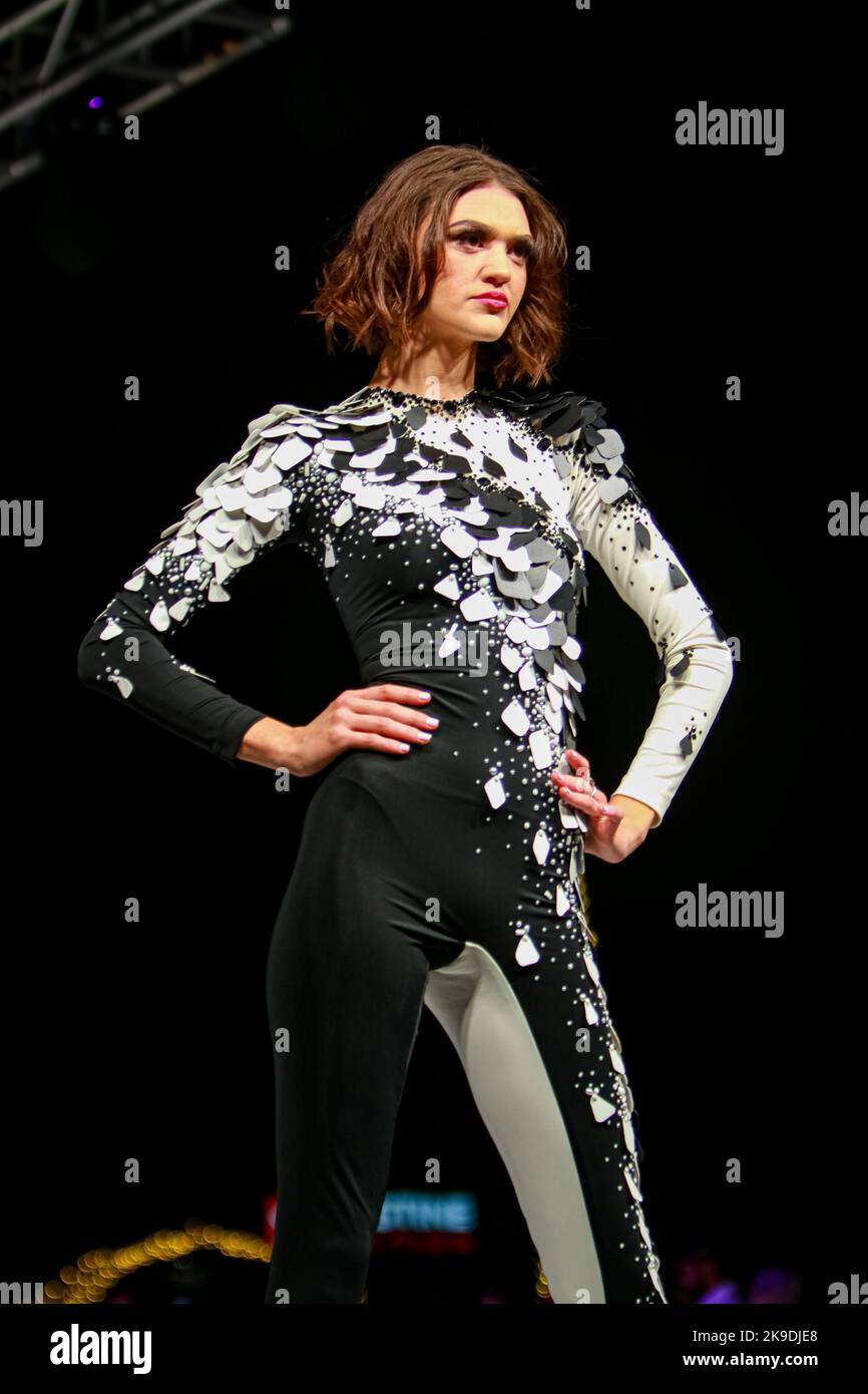 Einige der Top-Models und Top-Designer gingen zum Chateau Luxe, um ihre ...