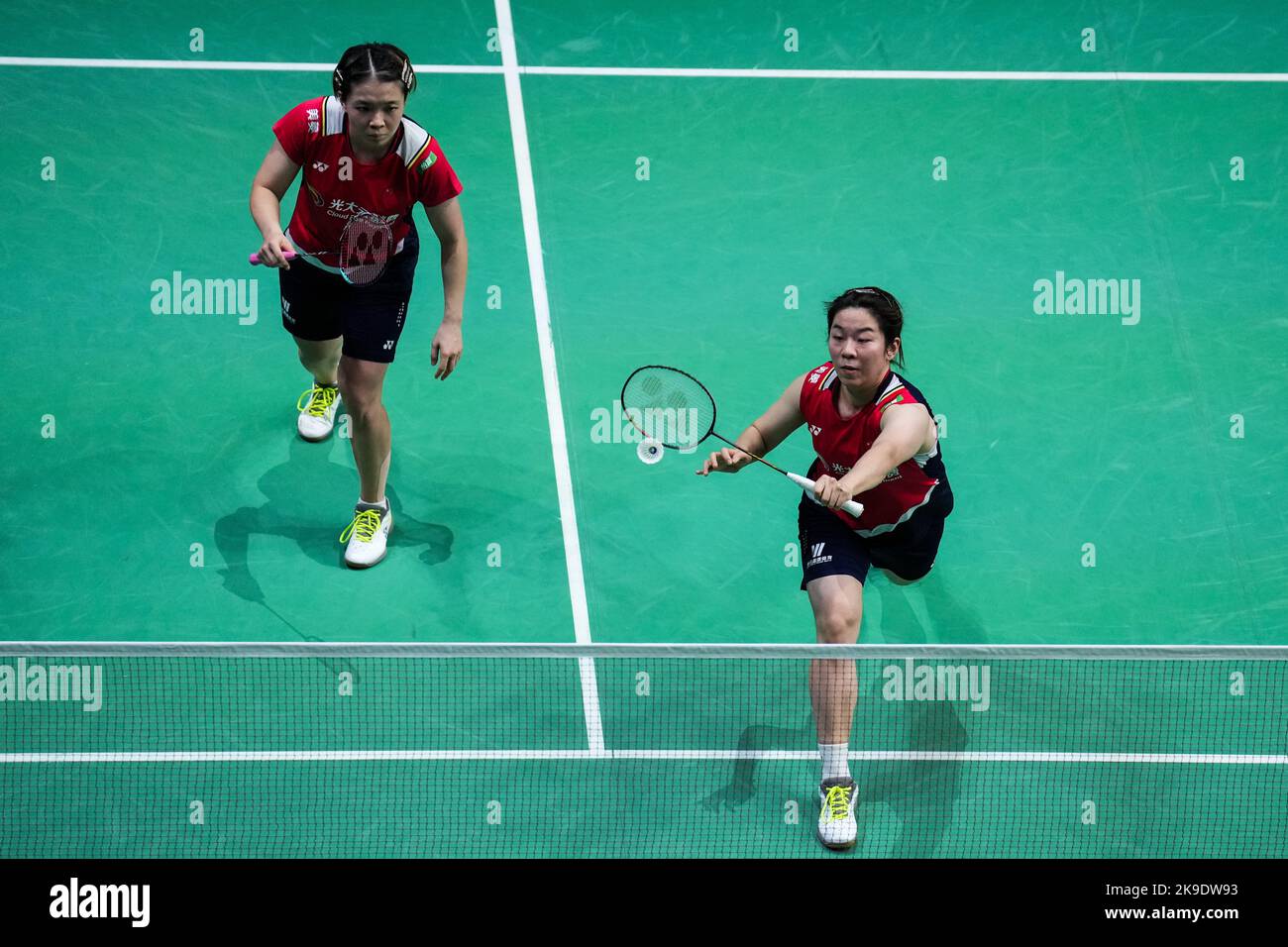 Paris, Frankreich. 27. Oktober 2022. Chen Qingchen (L)/Jia Yifan treten beim Badminton-Turnier ...