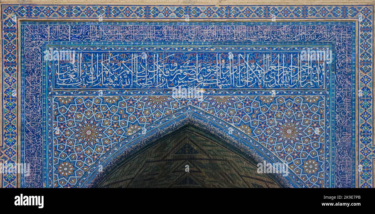 Blaues Mosaikdekor auf dem Bogen im Innenhof des antiken Tilya Kori ...