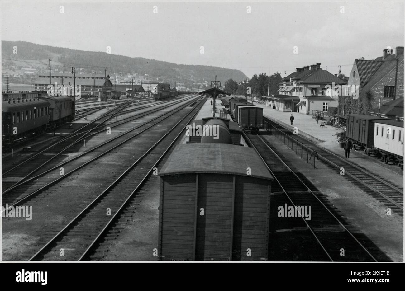 Östersund Central. Links steht die Staatsbahn SJ BC05A, die an eine der ...