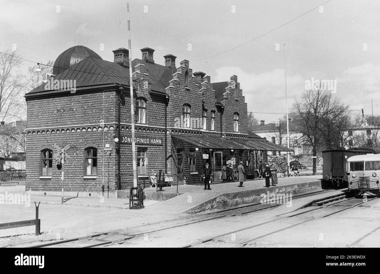 Der Hafenbahnhof Jönköping wurde 1894 eröffnet. Stationshus auf zwei ...
