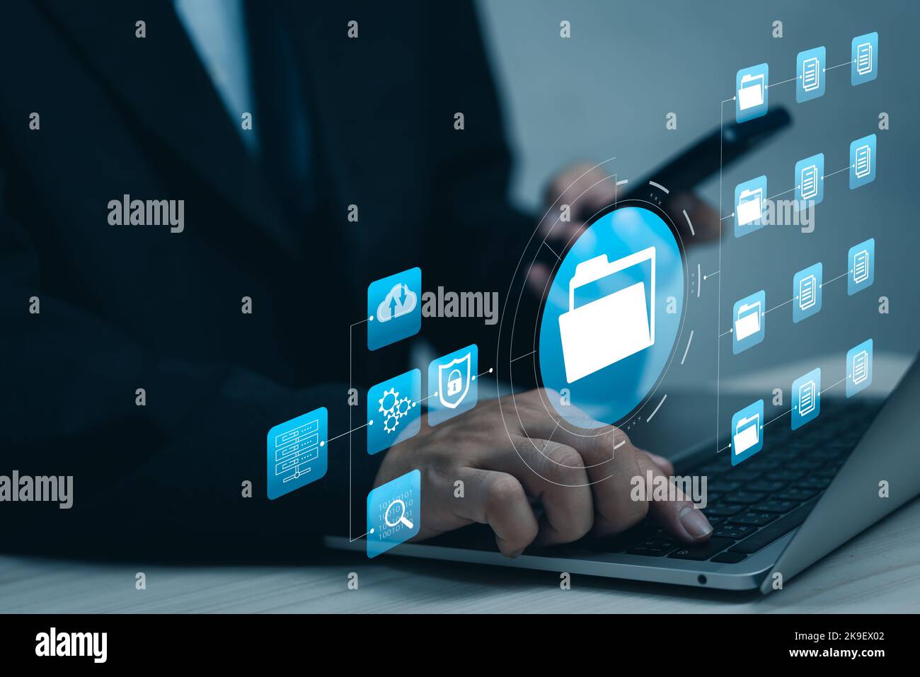 Software-Analyst und Datenmanagementsystem arbeitet an einem Bericht ...