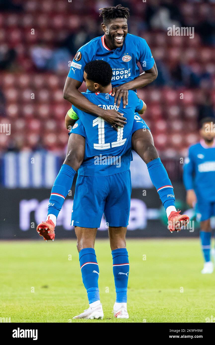 Jubelt mit seiner mannschaft nach dem treffer zum 0 -Fotos und ...