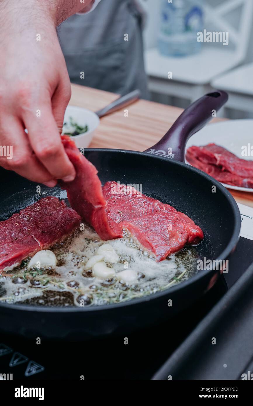 Rohes Rinderfleisch zum Kochen von Steak. Rohes Rindfleisch wird in ...