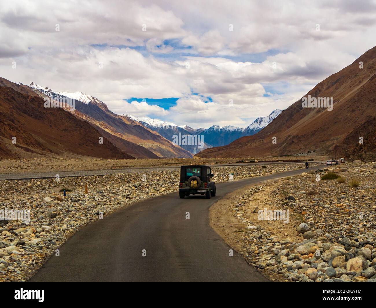 Leh, Indien - 18. Juni 2022 : nicht identifizierte Touristenfahrzeuge ...