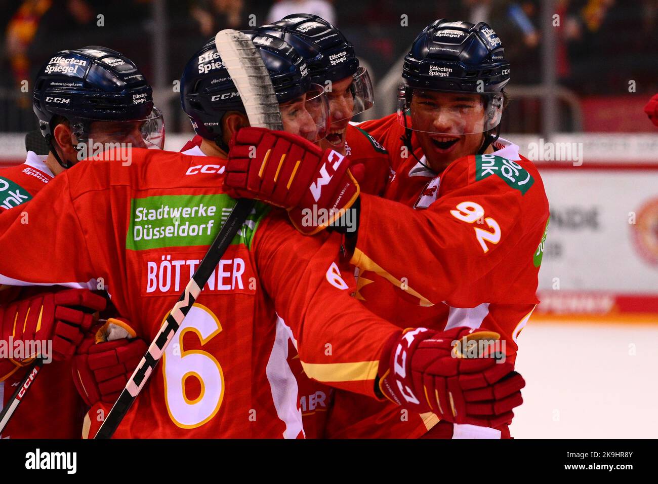 DÜSSELDORF, DEUTSCHLAND - 28. OKTOBER 2022: Eishockeyspiel DEL Düsseldorfer EG - Kölner Haie ...