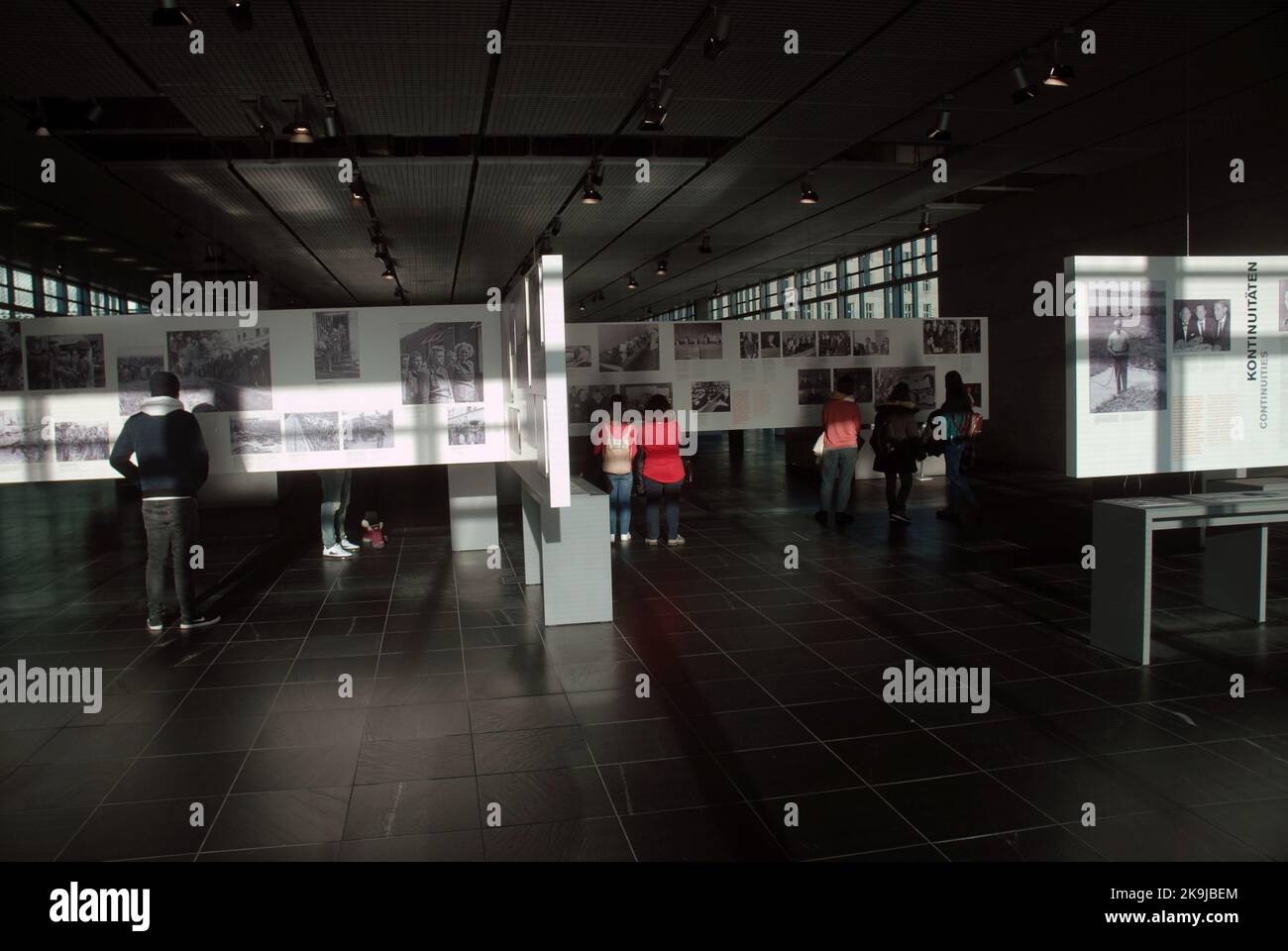 Das Innere des Terror Museums, das auf dem Gelände des ehemaligen ...