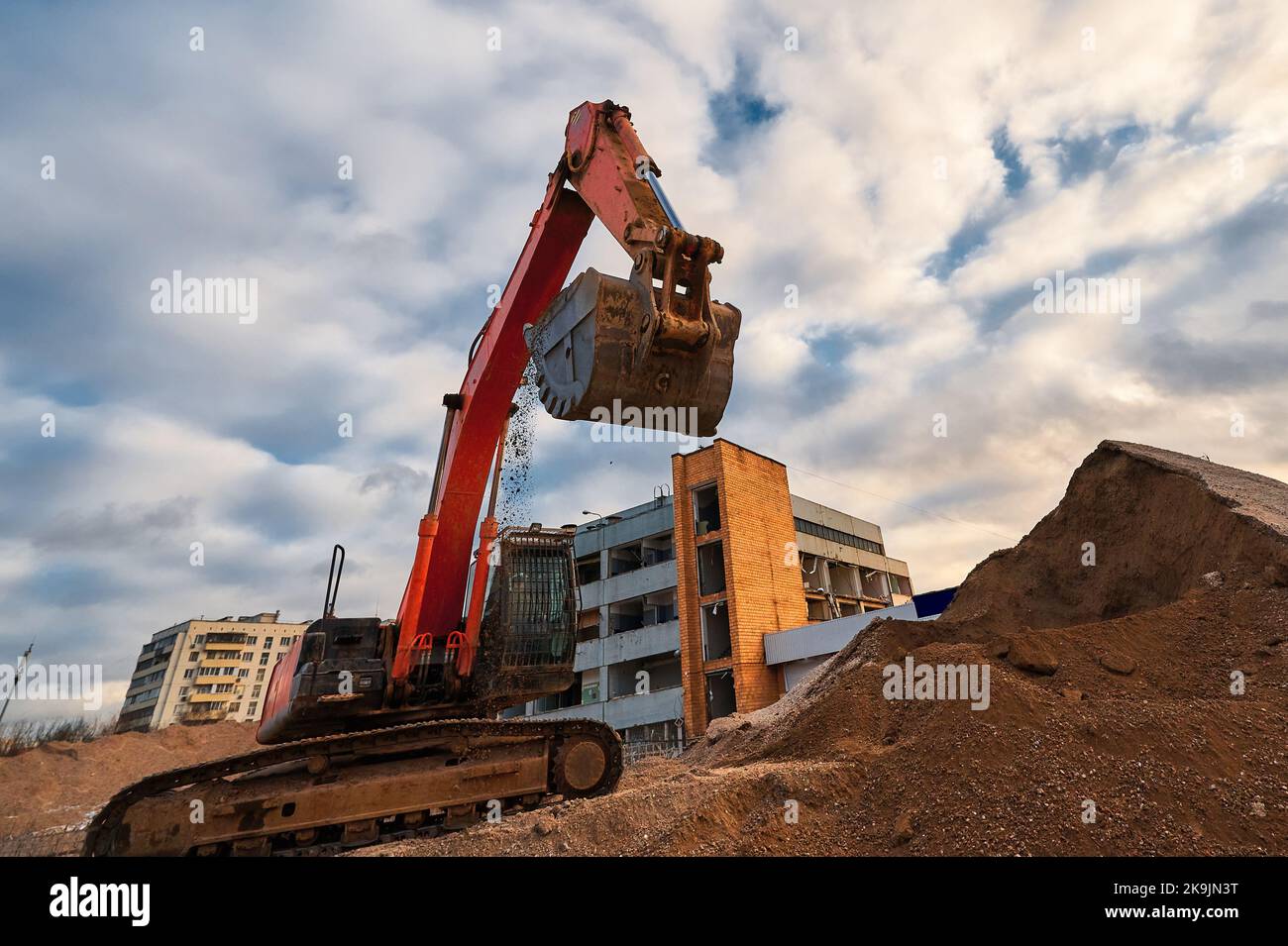 Bagger gräbt Sand und Kies mit Eimer auf der Baustelle Stockfotografie ...