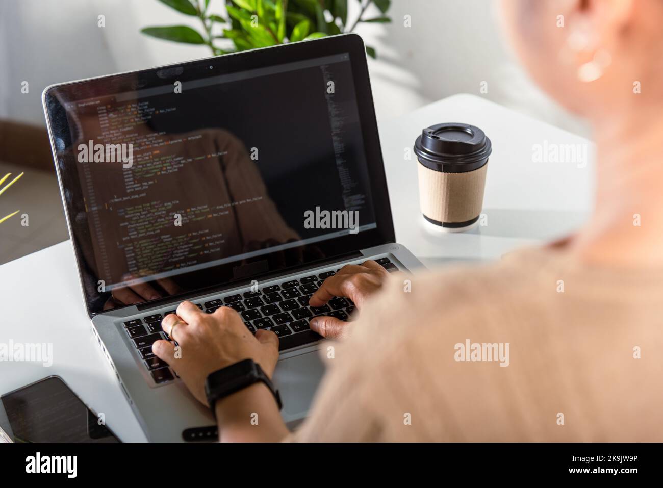 Programmierer Frau schreiben Programm HTML-Code sitzen am Arbeitsplatz im Büro, IT-Software ...