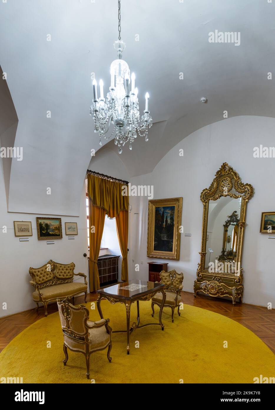 Wohnzimmer senffarben -Fotos und -Bildmaterial in hoher Auflösung – Alamy