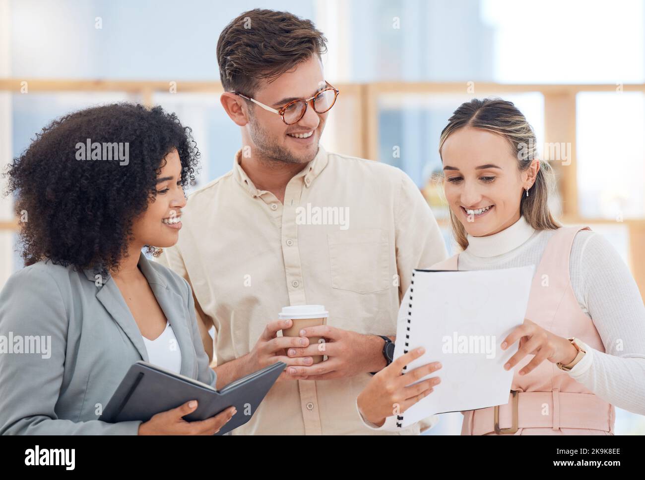 Teamarbeit, Zusammenarbeit und Marketing-Team sprechen über kpi-Bericht ...