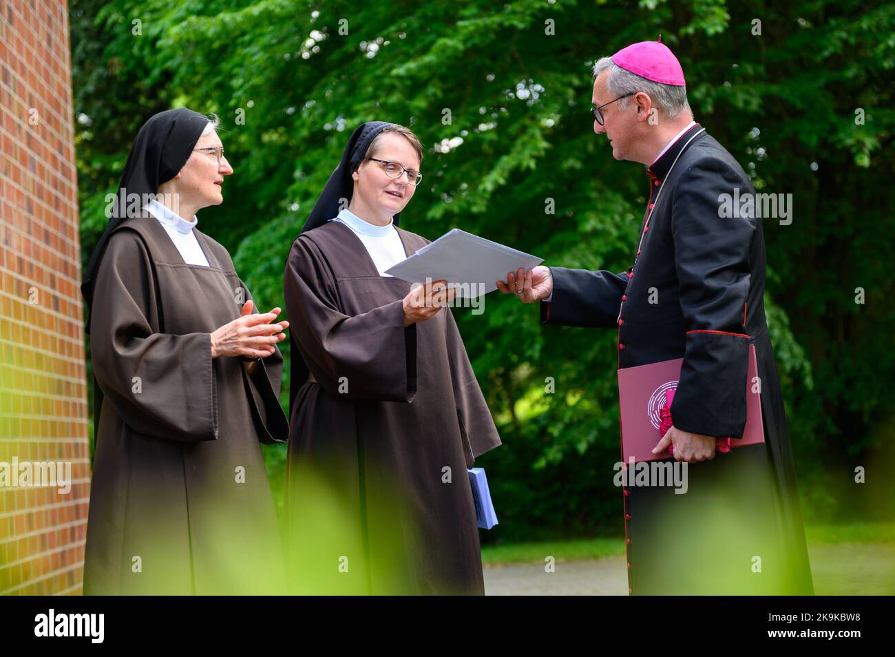 Hamburg, Deutschland. 11.. Juni 2022. Karmelitinnen Miriam Sauter (l ...