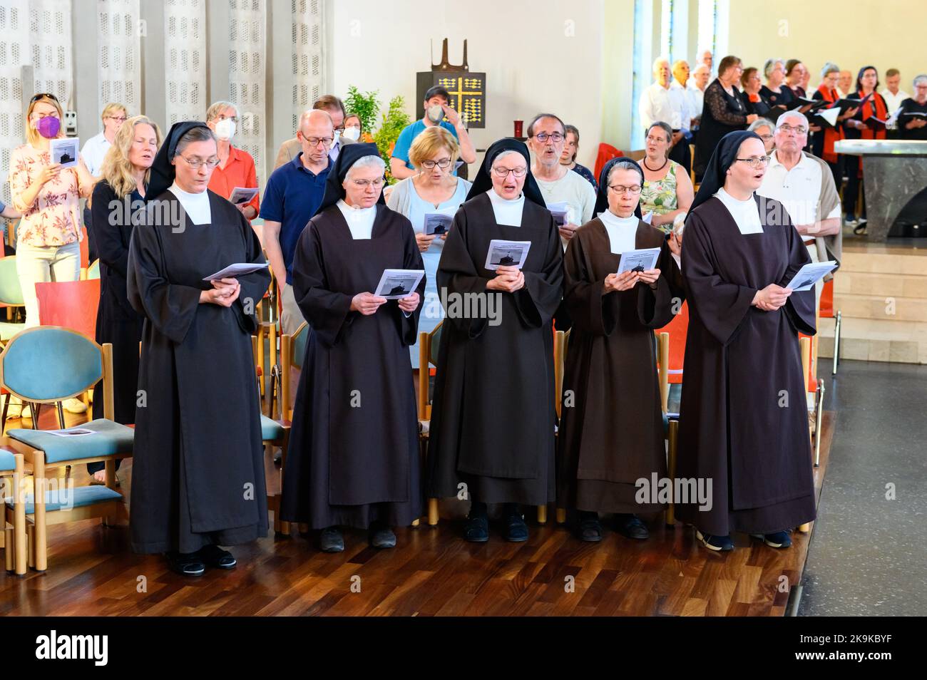 Hamburg, Deutschland. 11.. Juni 2022. Karmeliterin Schwester Maria Burger (r-l), Schwester ...