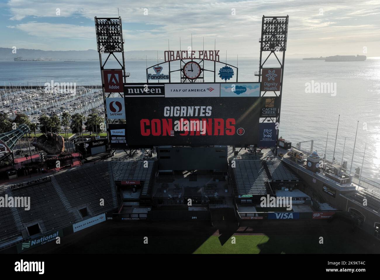 Die Scoreboard und Videotafel von Oracle Park mit den spanischen ...
