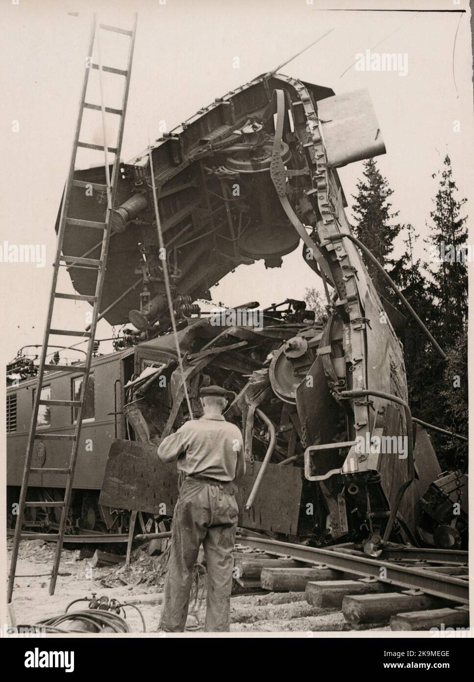 Die Staatsbahnen, SJ D 595 mit Crash beschädigt Güterwagen auf dem Dach ... Die Staatsbahnen, SJ D 595 mit Crash beschädigt Güterwagen auf dem Dach ...
