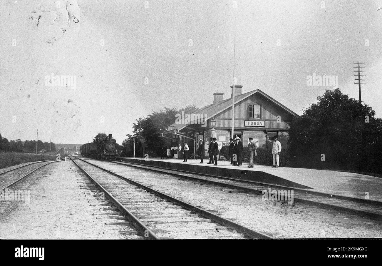 Der Bahnhof wurde 1889 gebaut. Stationshuset, zwei Etagen aus Holz, gebaut von einer Etage im ...