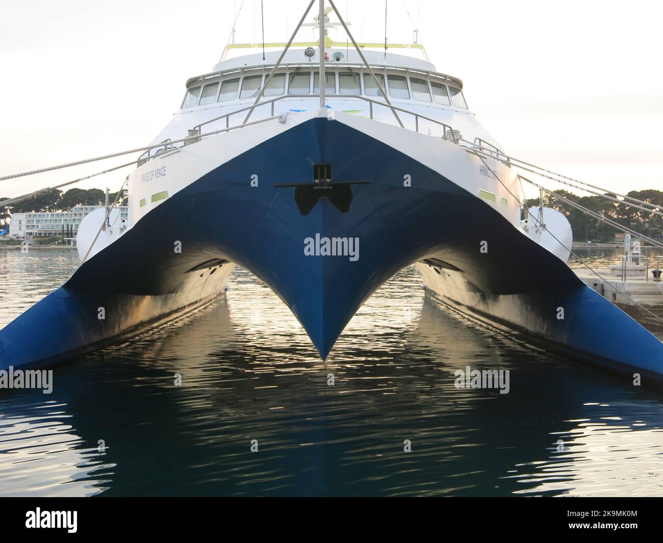 Die Katamaran-Fähre 'Prince of Venice' verbindet Porec in Kroatien mit ...