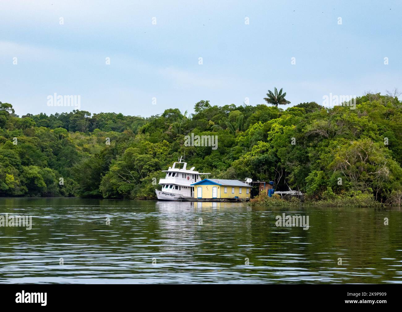 Das Flussboot dockte am Ufer des Rio Negro an, einem Hauptzufluss zum ...