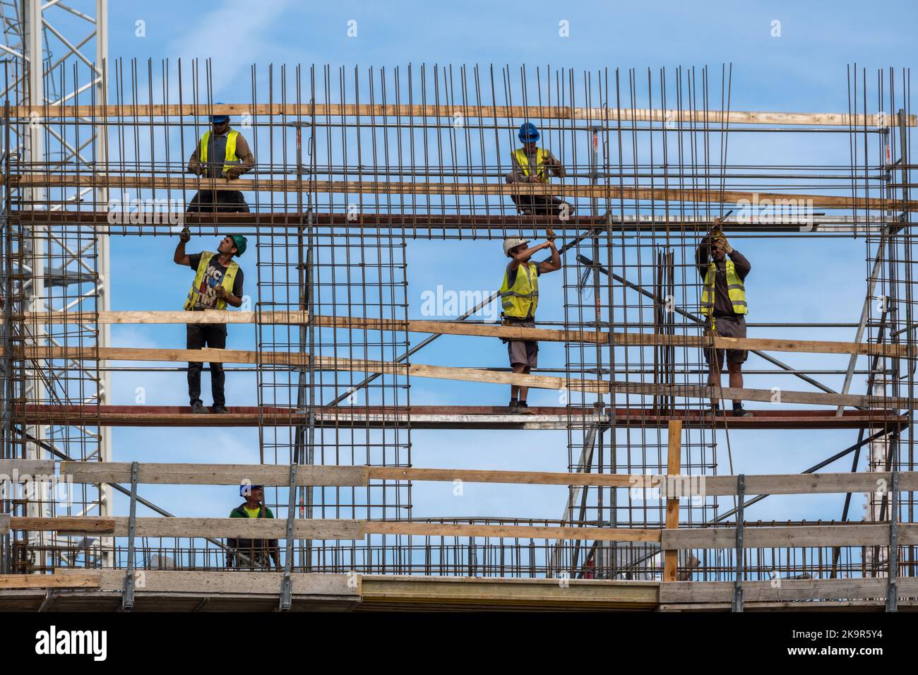 Budapest, Ungarn - 2. September 2022: Arbeiter auf Eisengerüsten auf ...