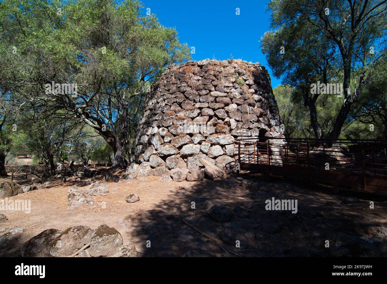 Sommer 2022 Archäologisches santuario nuragico santa cristina sardinien ...