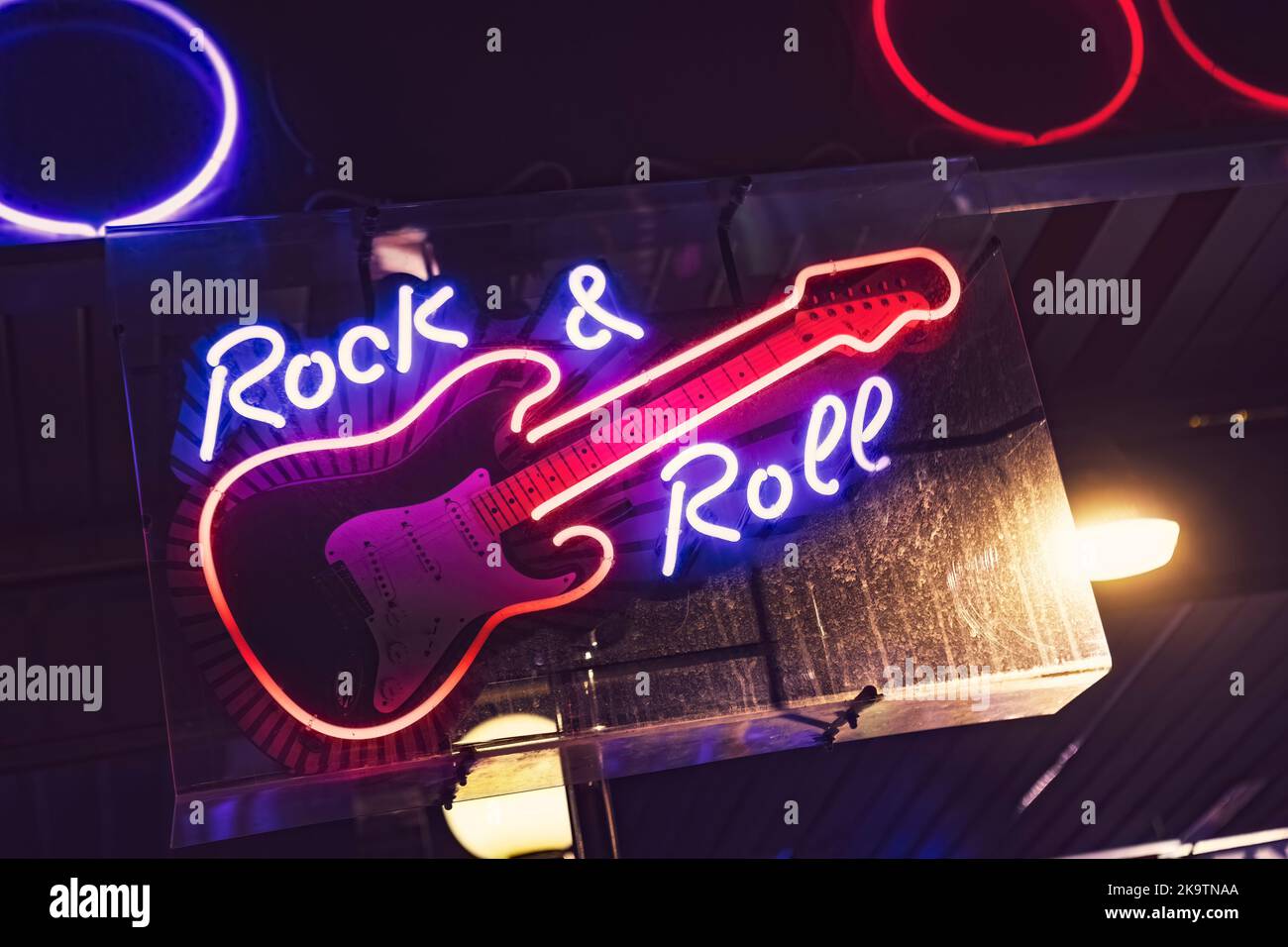 Live musik neon leuchtung -Fotos und -Bildmaterial in hoher Auflösung ...