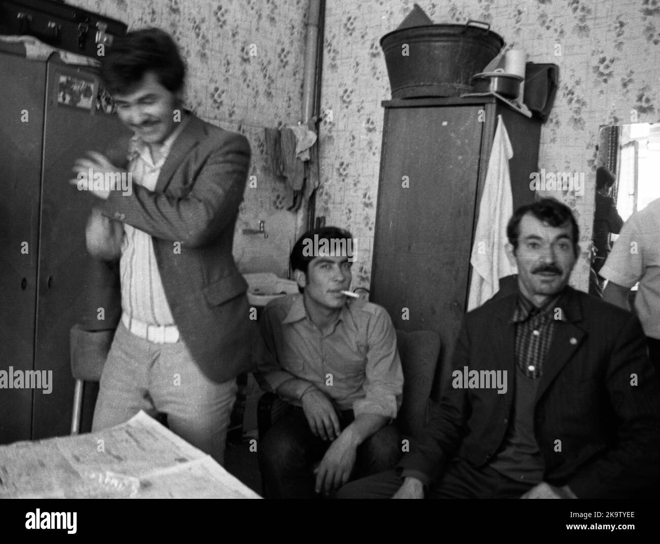 Ein Schild im Norden Dortmunds kündigt "Wohnheime zur Miete" an, was ...