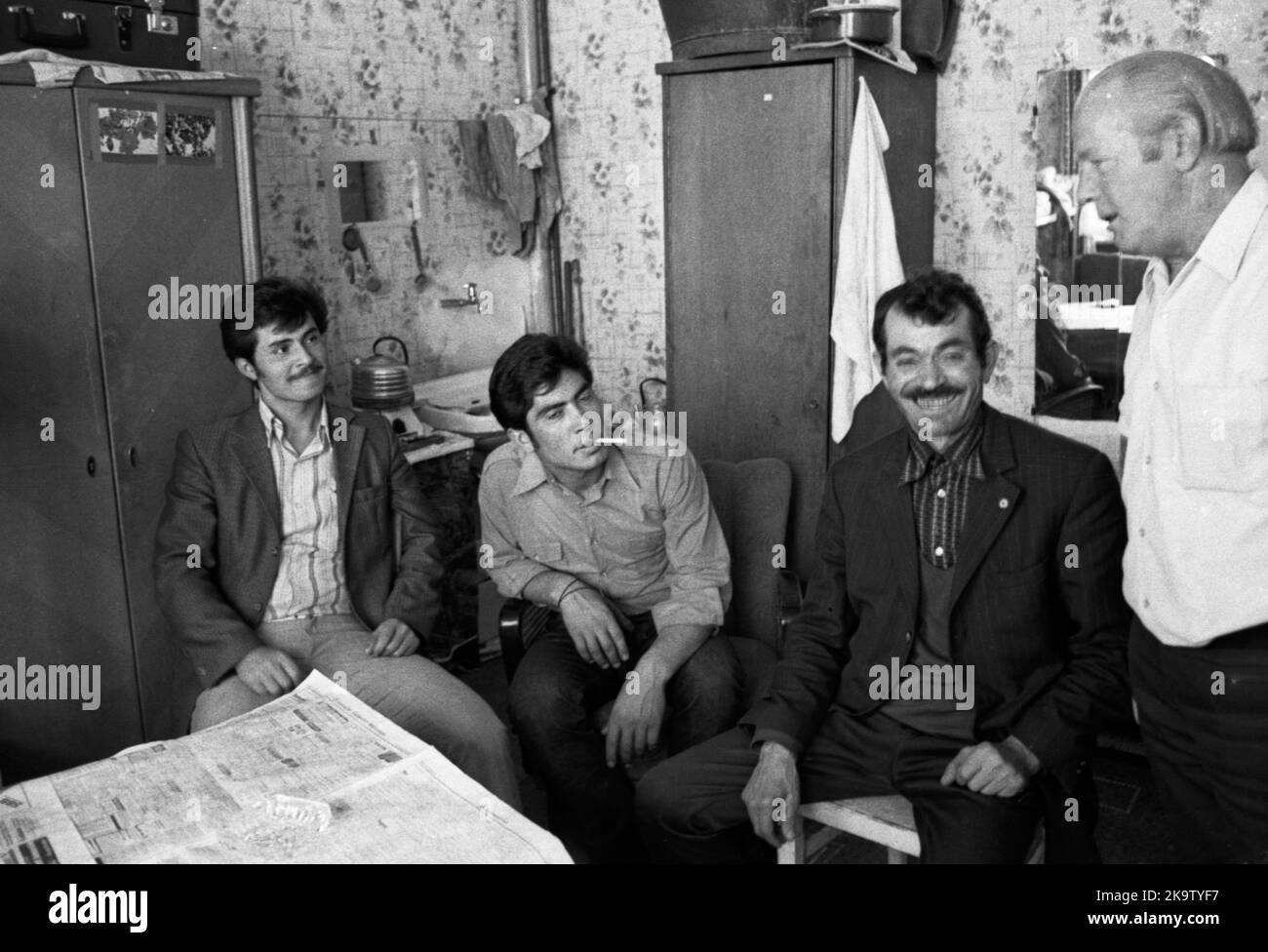 Sign in german on house -Fotos und -Bildmaterial in hoher Auflösung – Alamy