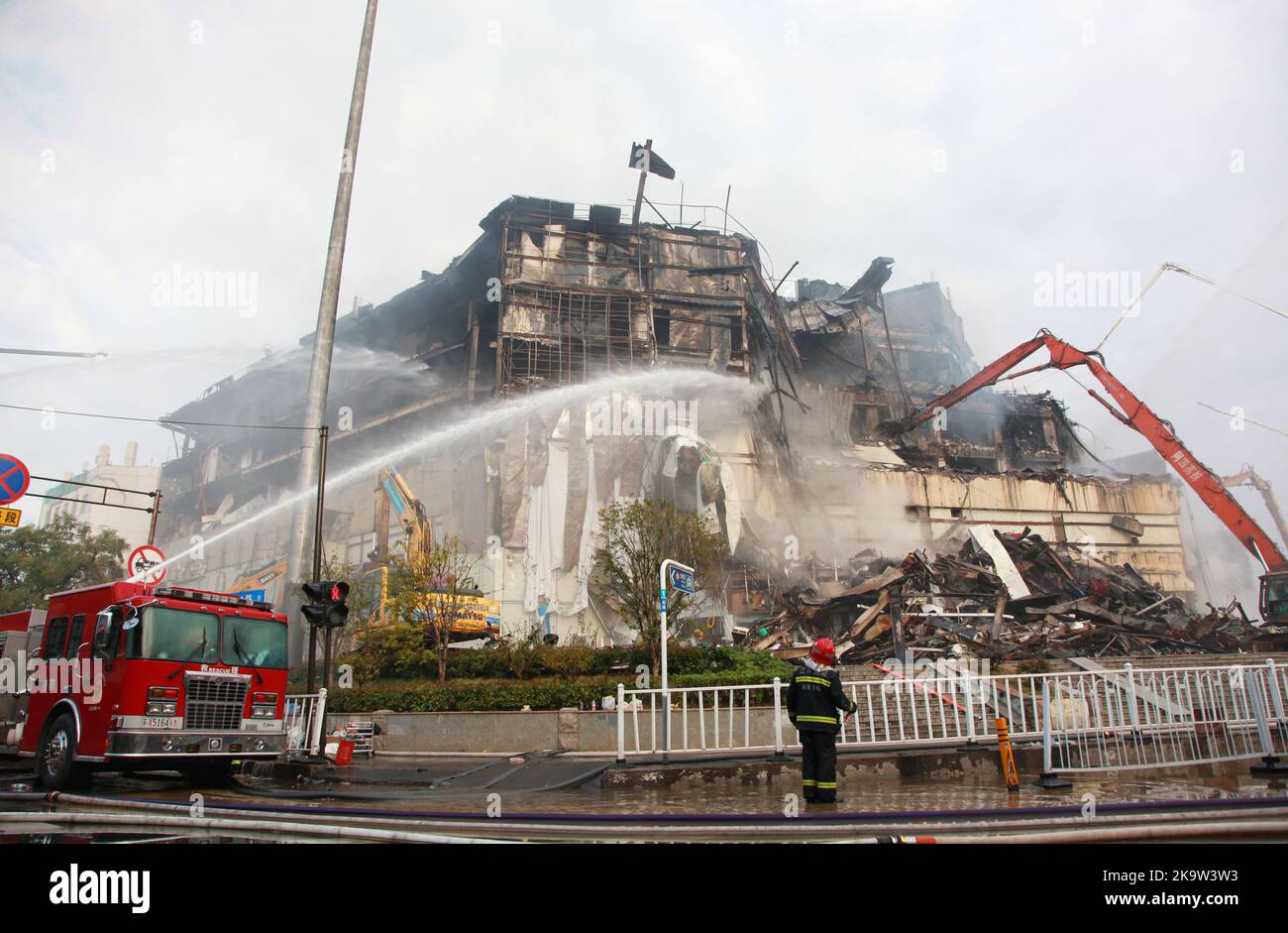 NANJING, CHINA - 30. OKTOBER 2022 - Feuer- und Rettungskräfte befassen ...