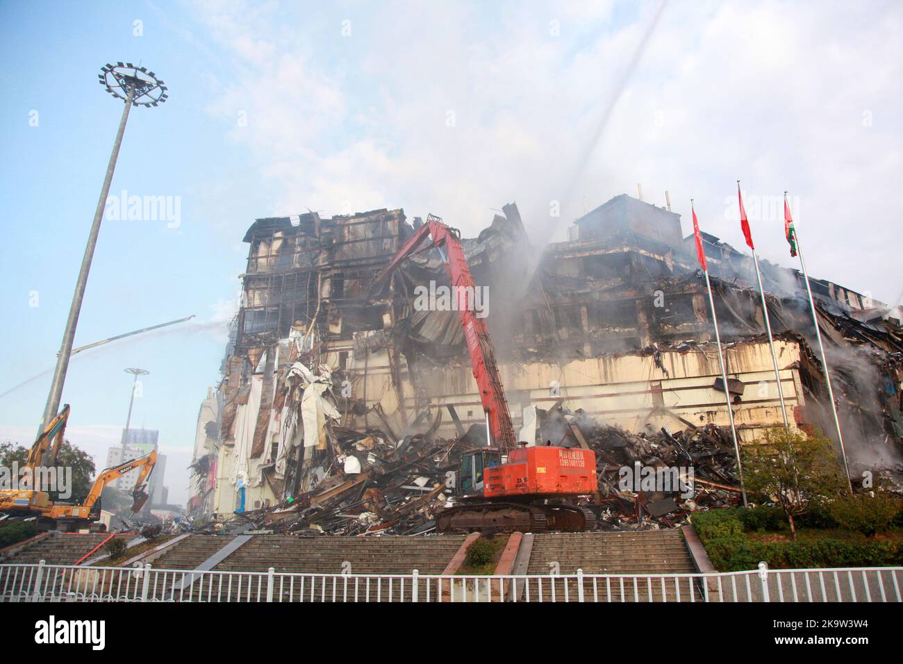 NANJING, CHINA - 30. OKTOBER 2022 - Feuer- und Rettungskräfte befassen ...