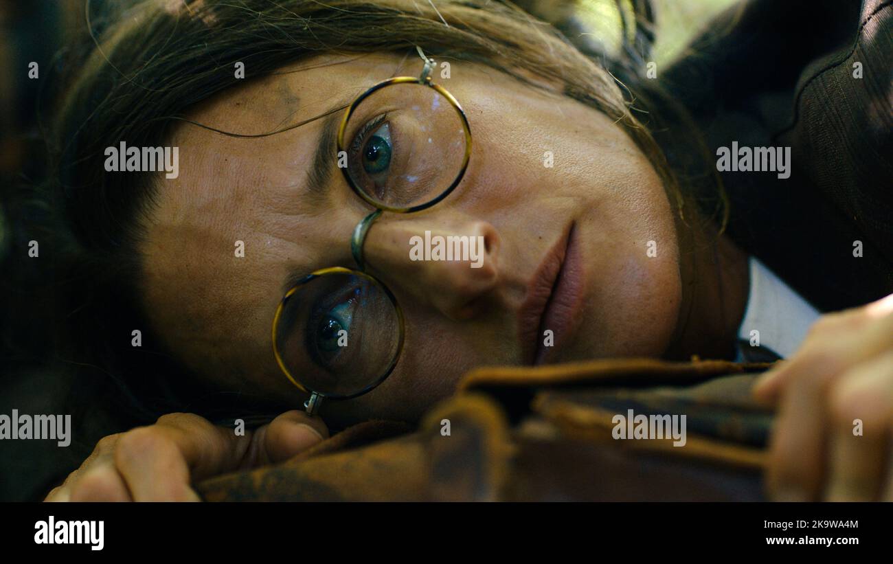 CAMILLE COTTIN in VALIANT HEARTS (2022) -Originaltitel: COEURS VAILLANTS-, Regie MONA ACHACHE ...