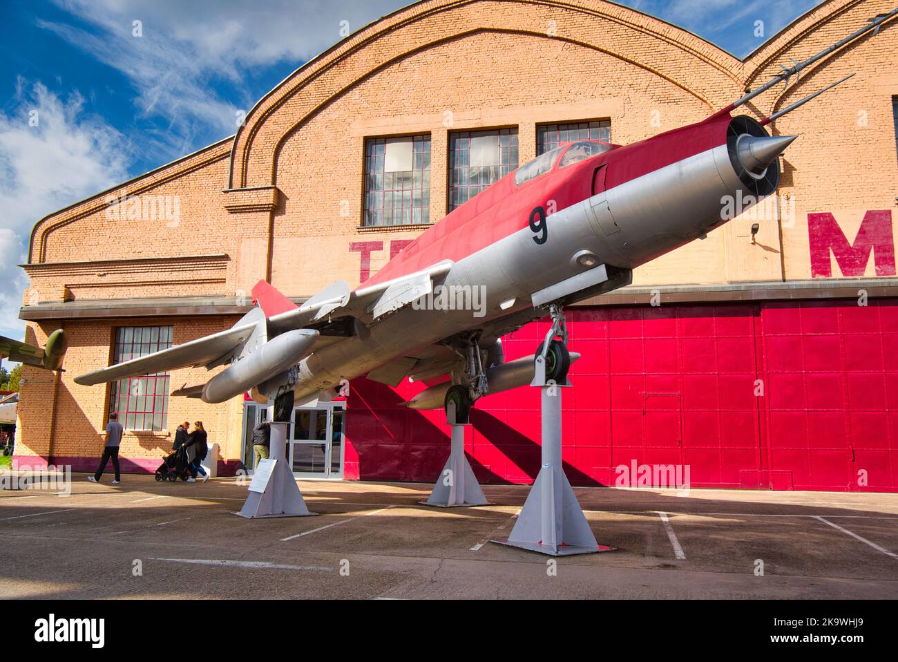 SPEYER, DEUTSCHLAND - OKTOBER 2022: Rot-weißer Sukhoi Su-22M4-Montierer ...