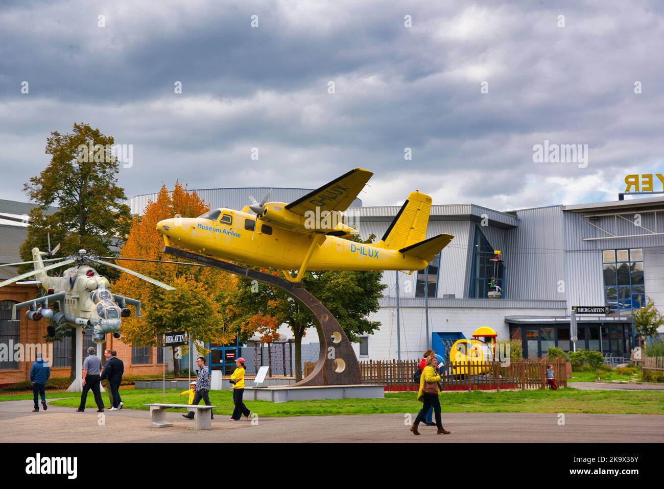 SPEYER, DEUTSCHLAND - OKTOBER 2022: Gelbes Flugzeug Aero Commander ...