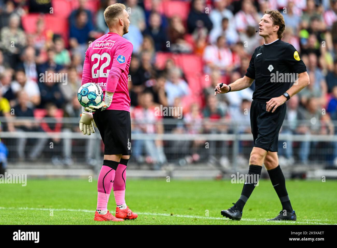EINDHOVEN - (lr) NEC Nijmegen-Torwart Jasper Cillessen, Schiedsrichter ...