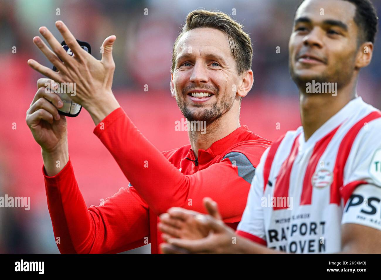 EINDHOVEN - Luuk de Jong vom PSV Eindhoven feiert den Sieg beim ...