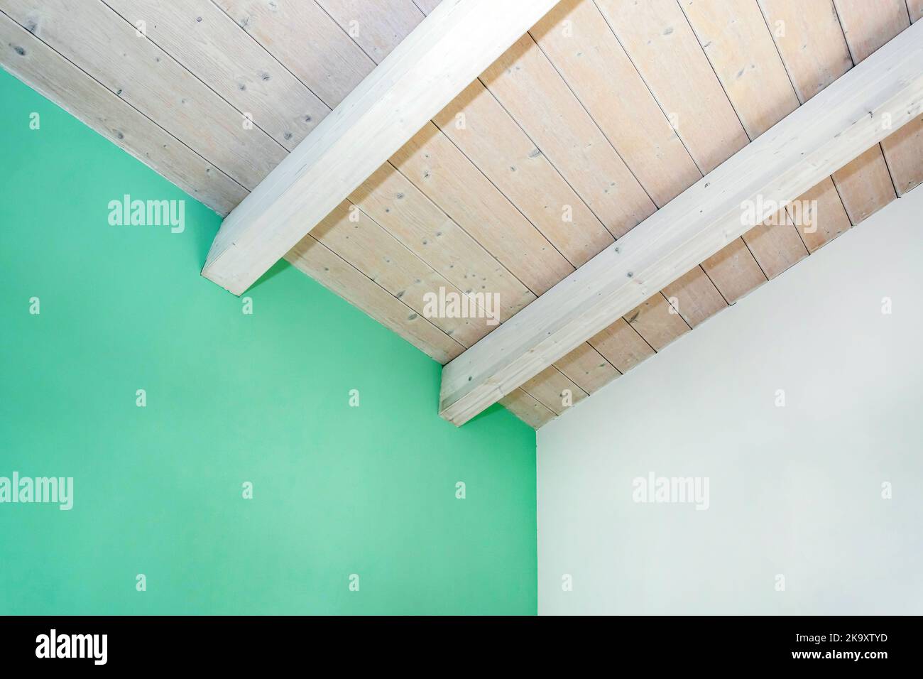 Holzdecke mit freiliegenden Balken. Innen Holzdach mit freiliegenden ...