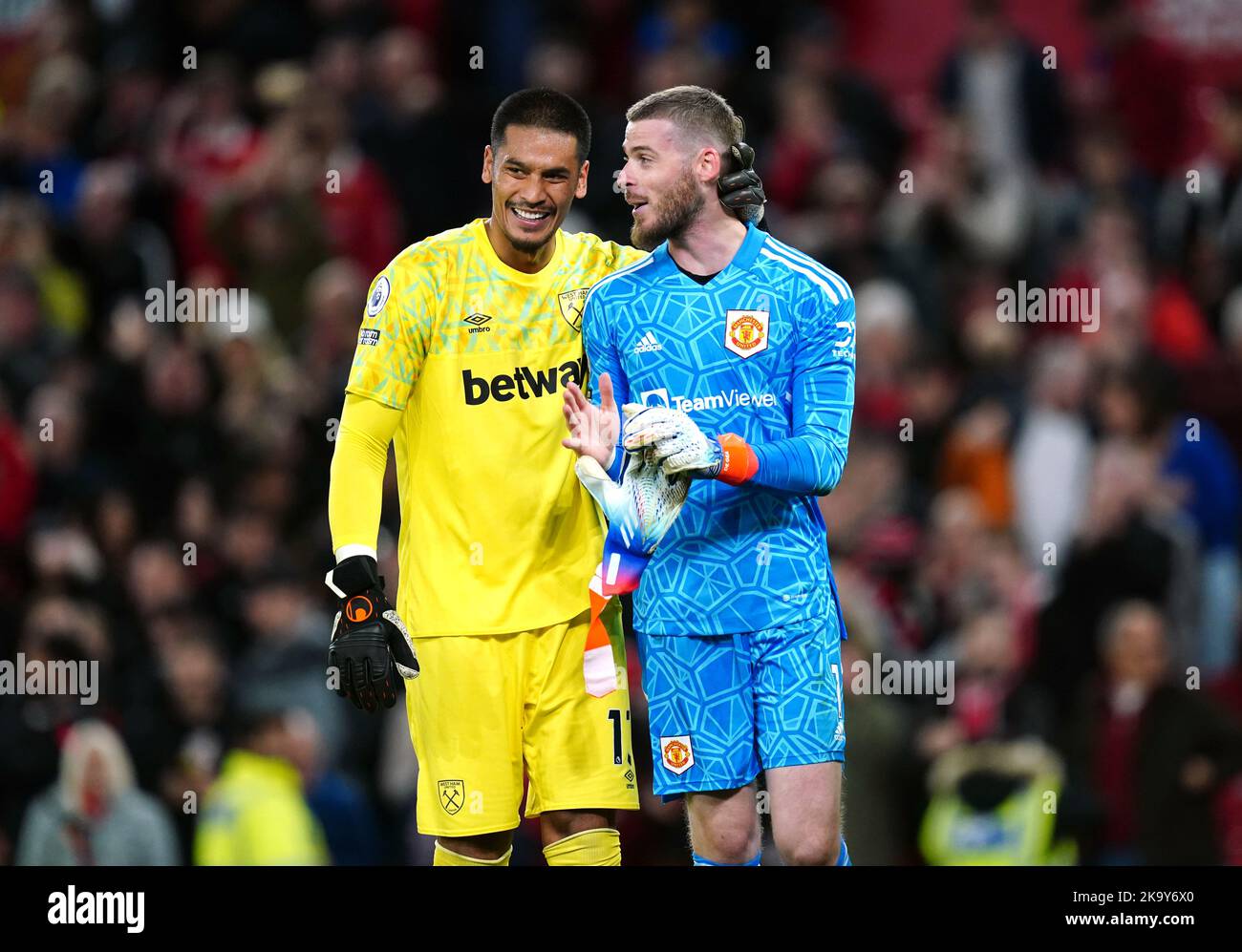 Alphonse areola von West Ham United begrüßt Manchester United-Torwart ...