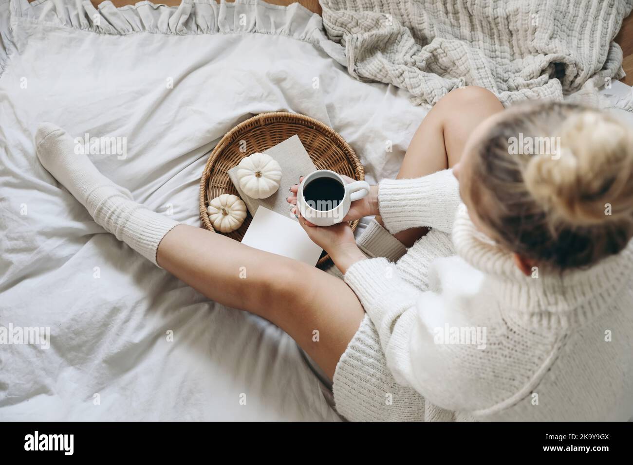 Mädchen blog mit socken zu hause -Fotos und -Bildmaterial in hoher ...