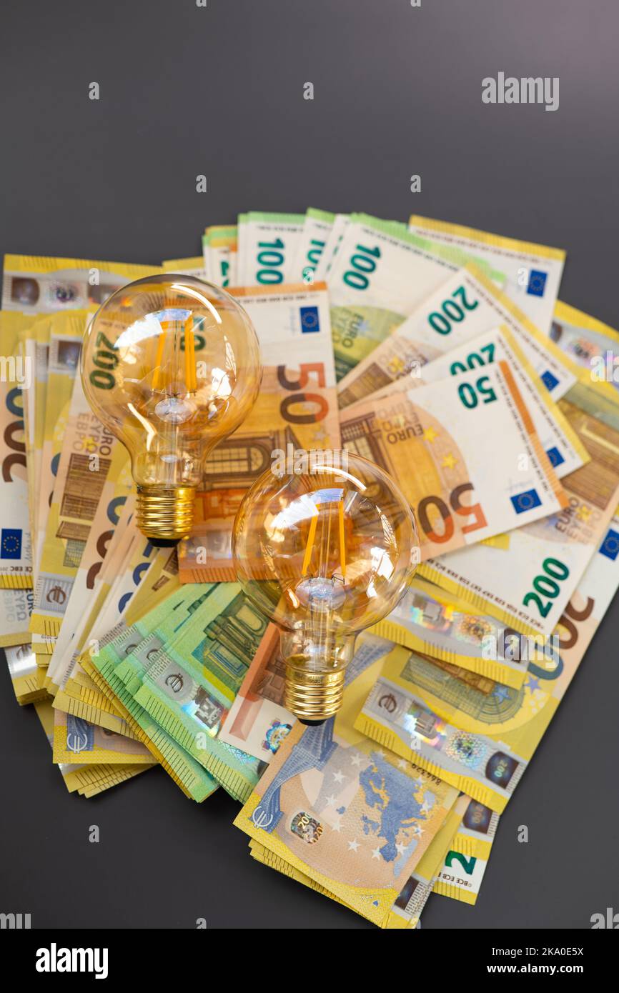 Stromkosten in der EU.Bezahlung von Stromrechnungen.Glühbirnen und Euro ...