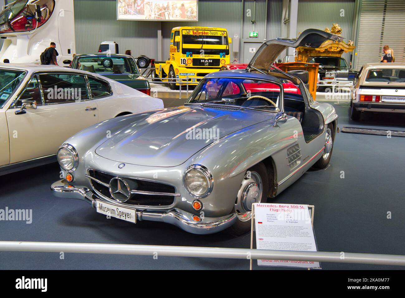 SPEYER, DEUTSCHLAND - OKTOBER 2022: Silbergrau Mercedes-BENZ W198 300 ...
