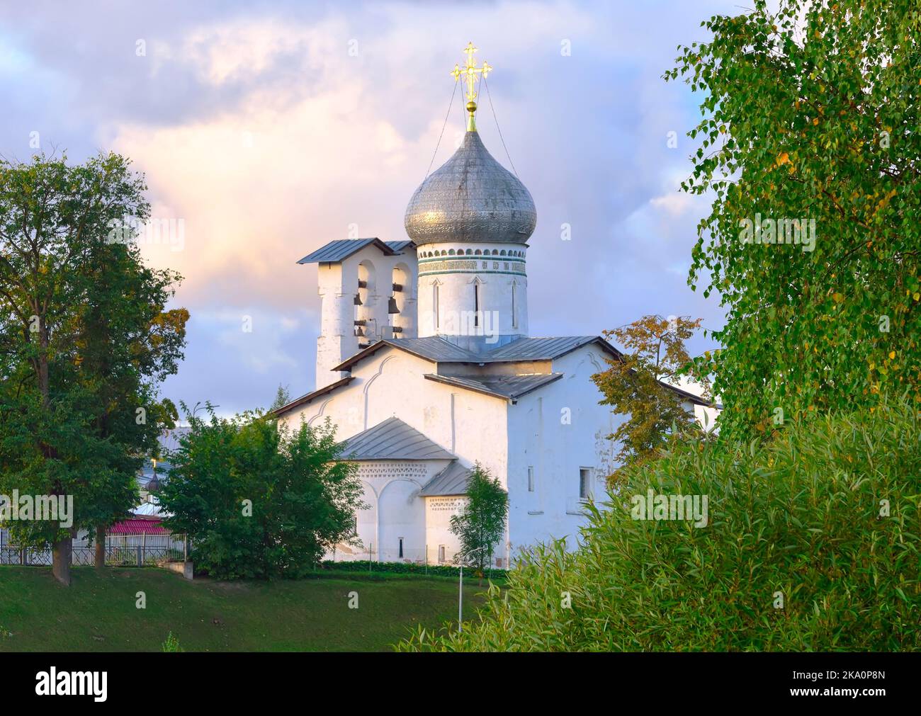 Alte russische Kirchen von Pskow. Die Kuppel der Kirche von Peter und Paul XV Jahrhundert im ...