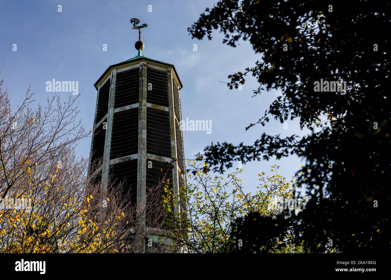 Hamburg, Deutschland. 30. Oktober 2022. Die Sonne scheint auf dem Turm der Kirche des ehemaligen ...