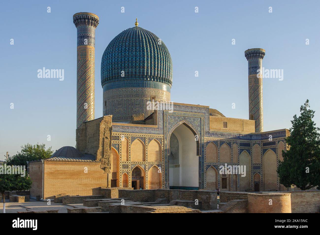 Schöne Aussicht auf die Landschaft bei Sonnenuntergang von Gur e Amir ...