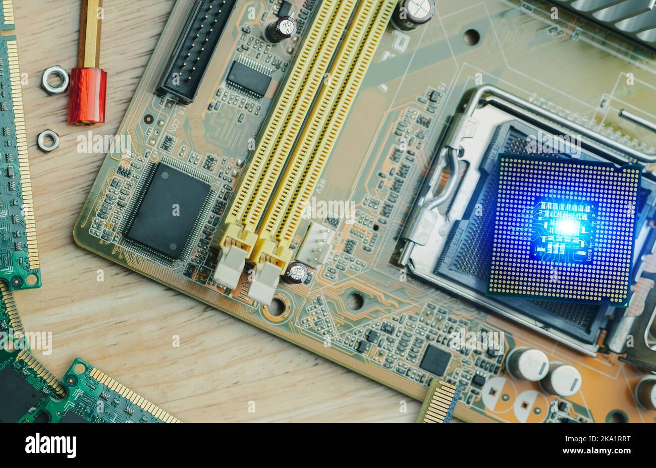 Computer-Chip mit selektivem Fokus auf Sockel. Chipsatz auf elektronischer Leiterplatte des PC ...