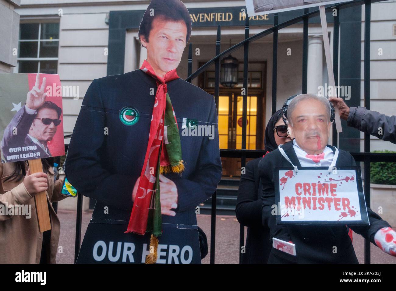 Anhänger von Pakistan Tehreek-e-Insaf kommen im Avenfield House an, wo ...