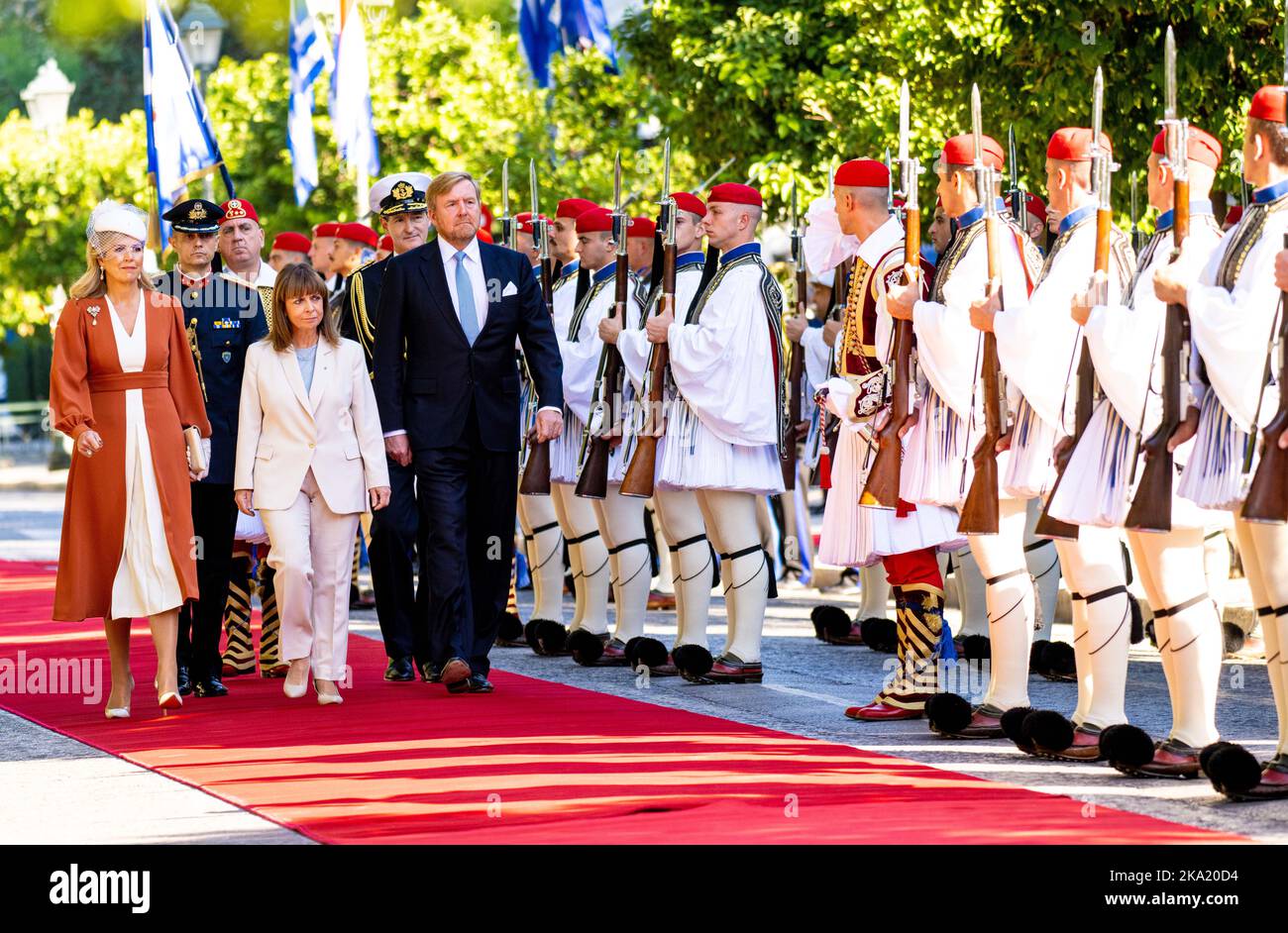 König Willem-Alexander und Königin Maxima der Niederlande mit der ...