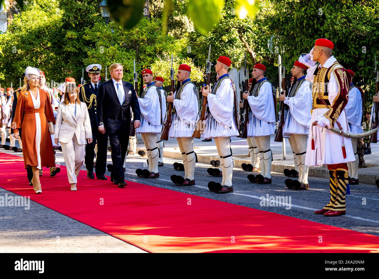 König Willem-Alexander und Königin Maxima der Niederlande mit der ...