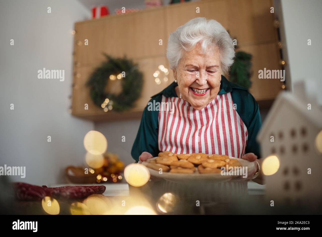 Gemütliches backen zu hause -Fotos und -Bildmaterial in hoher Auflösung ...