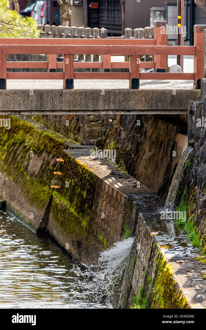 Kleine rote Zinnoberbrücke über den Fluss Enako in Takayama, Japan der ...