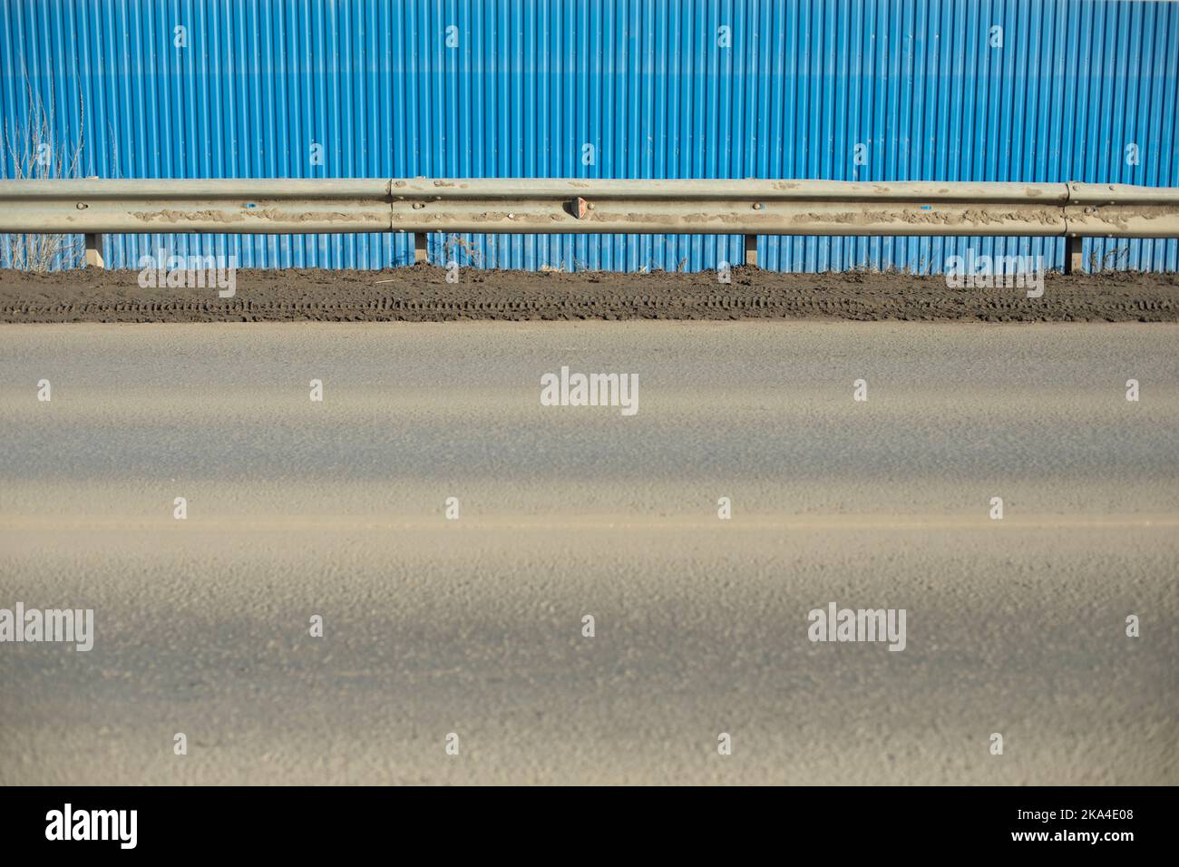 Zaun auf der Straße. Nur Zaun. Die Details der Vororte auf dem ...