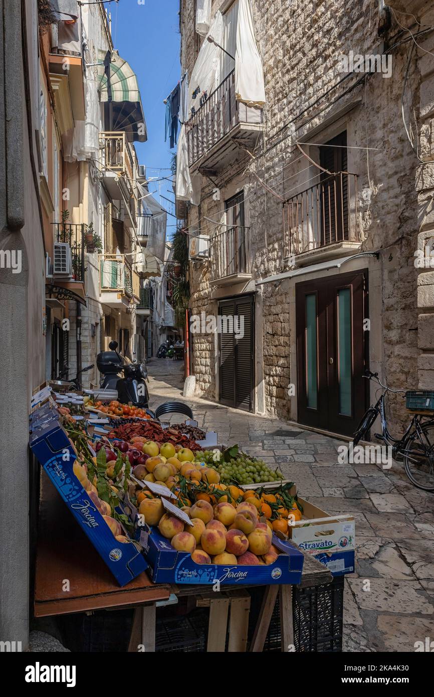 BARI, ITALIEN - 16. OKTOBER 2022: Blick entlang einer kleinen ...